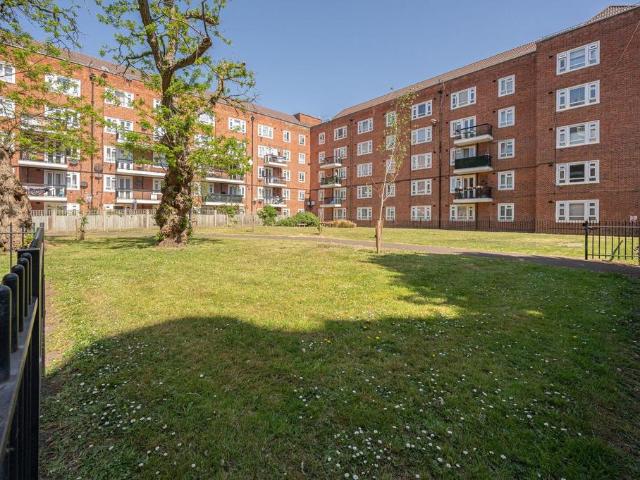 3 bedroom flat for sale