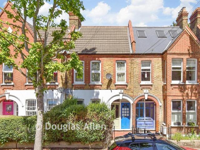3 bedroom flat for sale