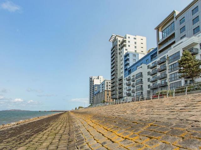 3 bedroom flat for sale