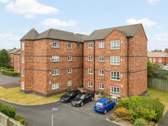 3 bedroom flat for sale
