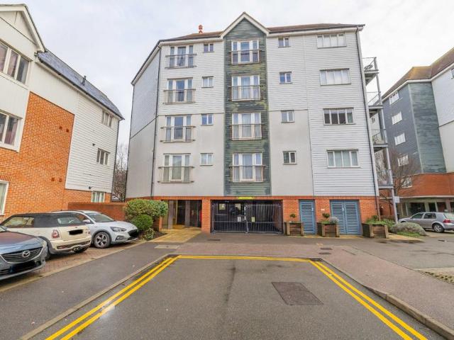 3 bedroom flat for sale