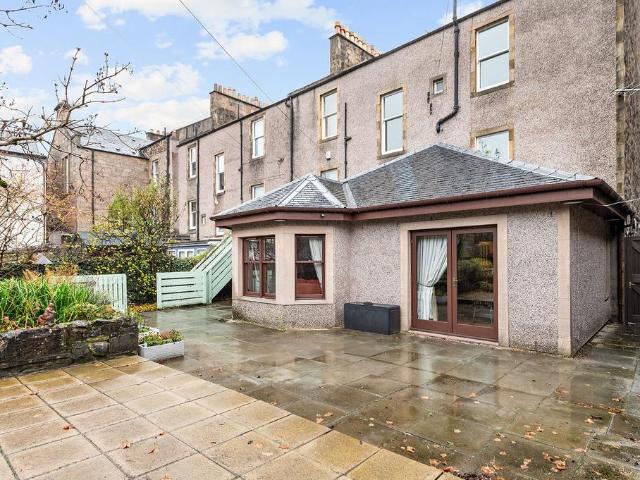 3 bedroom flat for sale