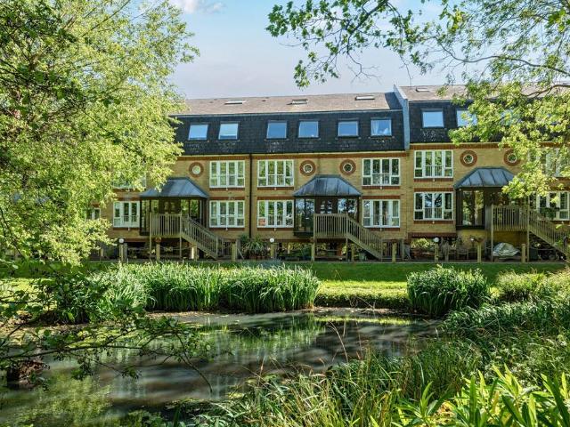 3 bedroom flat for sale