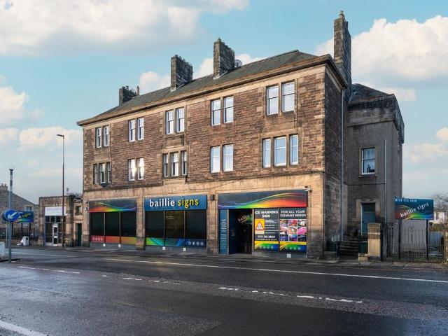 3 bedroom flat for sale