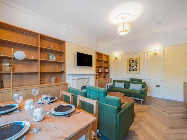 3 bedroom flat for sale
