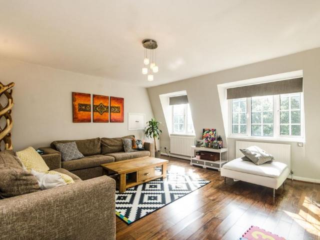 3 bedroom flat for sale