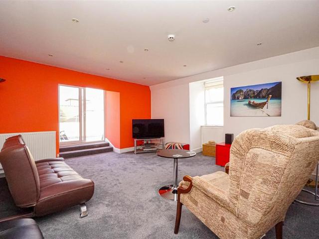 3 bedroom flat for sale