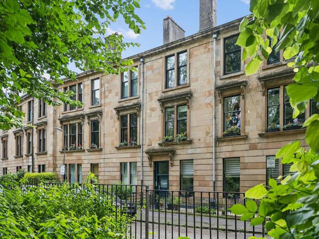 3 bedroom flat for sale