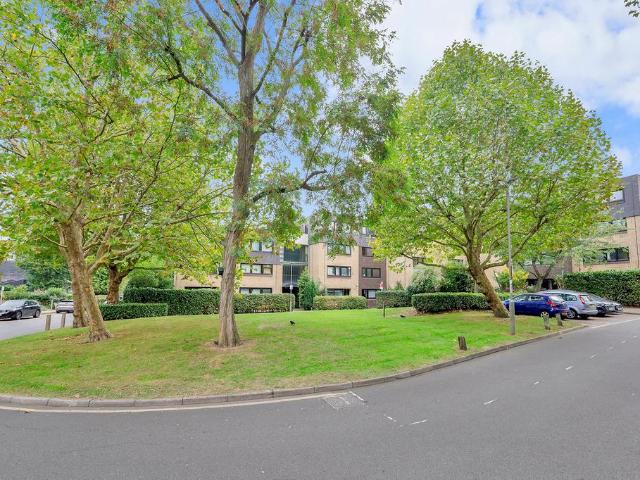 3 bedroom flat for sale