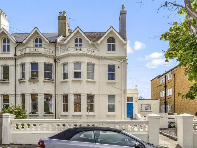 3 bedroom flat for sale