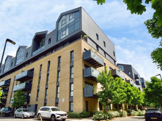 3 bedroom flat for sale