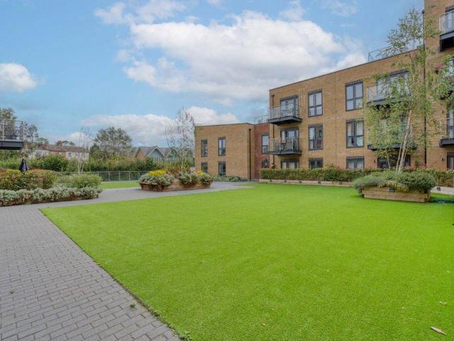 3 bedroom flat for sale