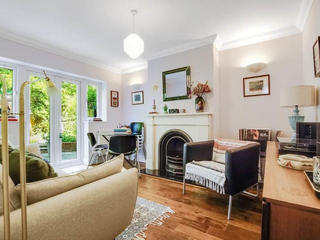 3 bedroom flat for sale