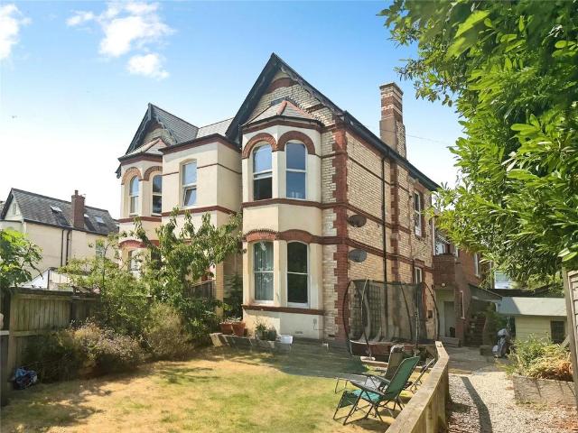 3 bedroom flat for sale