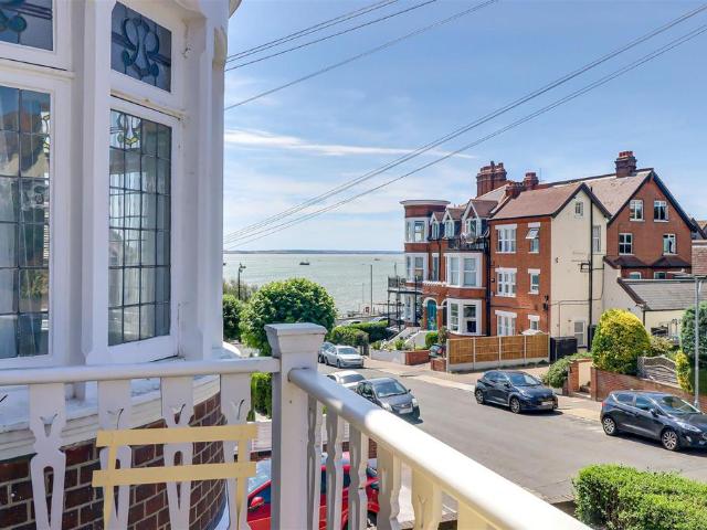 3 bedroom flat for sale