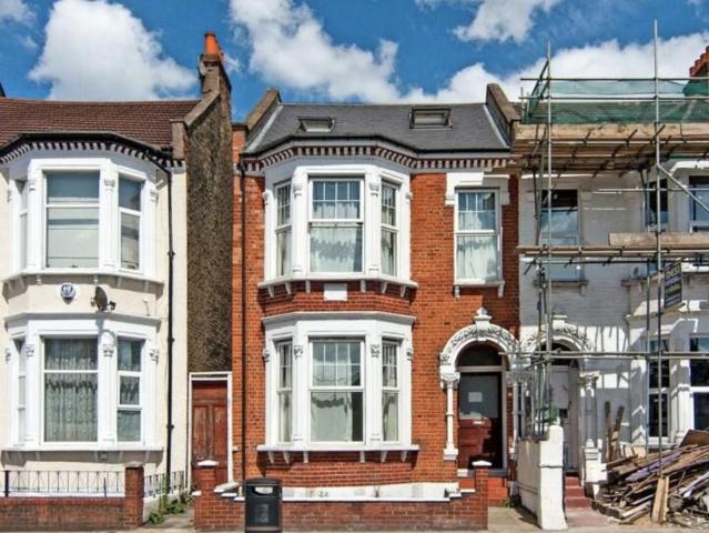3 bedroom flat for sale