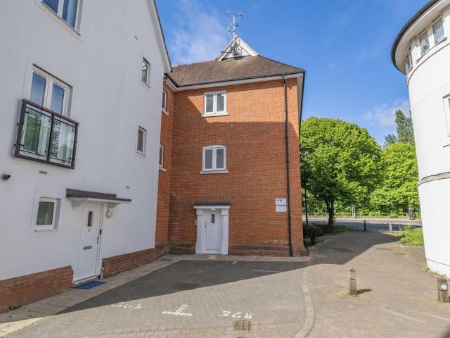 3 bedroom flat for sale