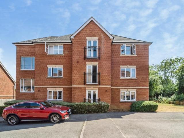 3 bedroom flat for sale