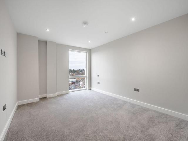 3 bedroom flat for sale