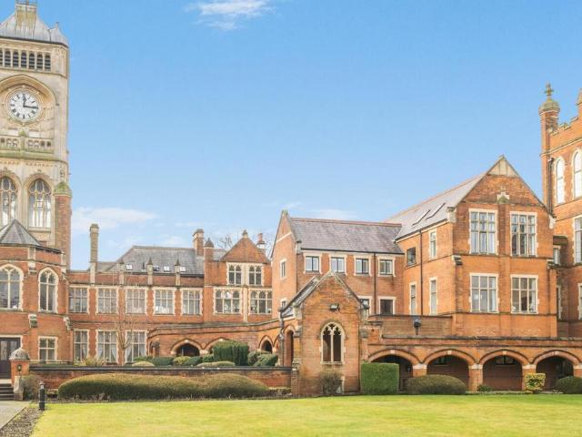 3 bedroom flat for sale
