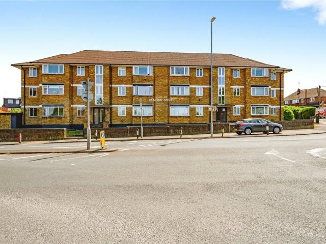 3 bedroom flat for sale