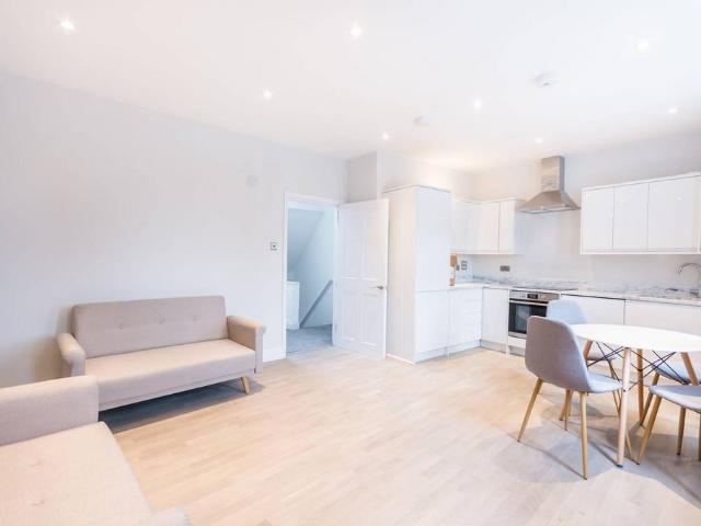 3 bedroom flat for sale