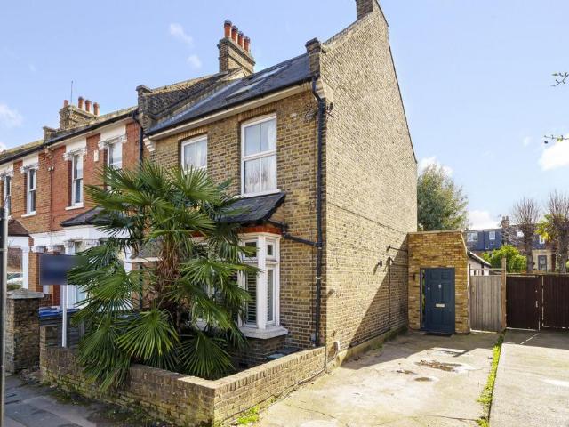 3 bedroom flat for sale