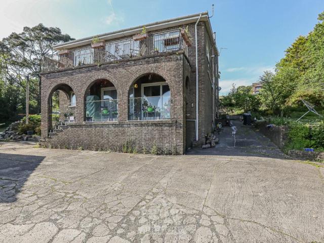 3 bedroom flat for sale