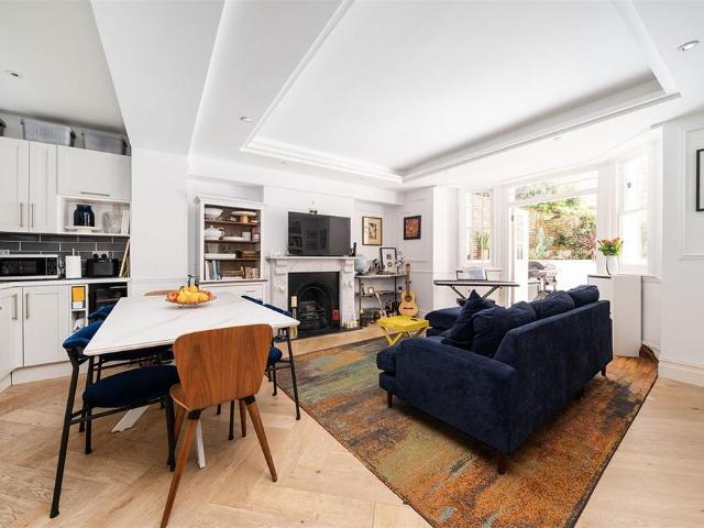 3 bedroom flat for sale