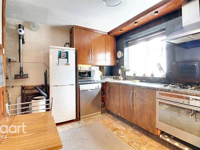 3 bedroom flat for sale