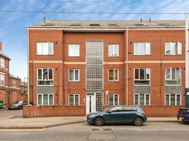 3 bedroom flat for sale