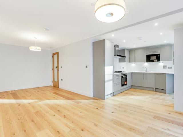 3 bedroom flat for sale
