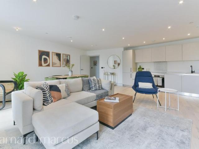 3 bedroom flat for sale