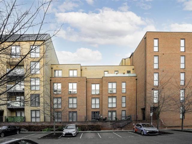 3 bedroom flat for sale