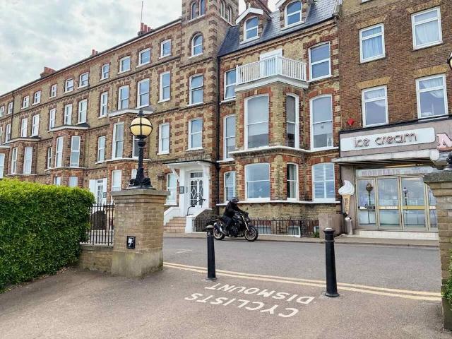 3 bedroom flat for sale