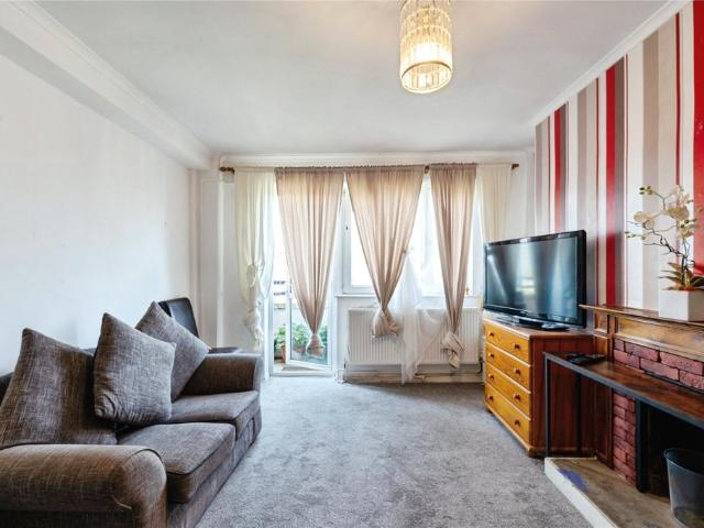 3 bedroom flat for sale