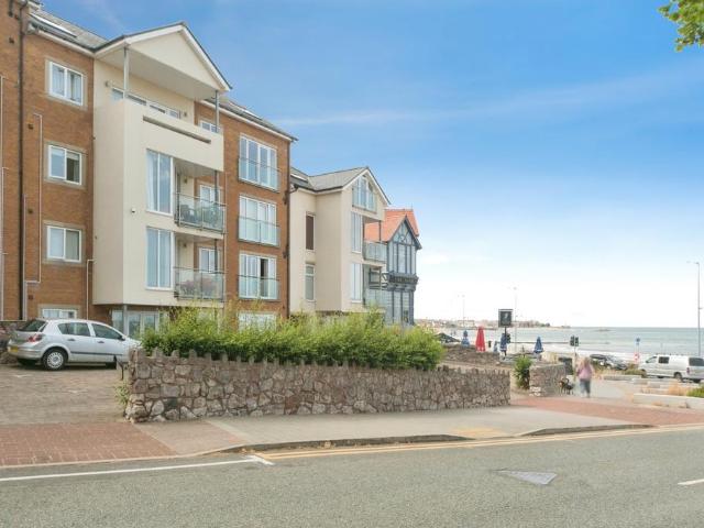 3 bedroom flat for sale