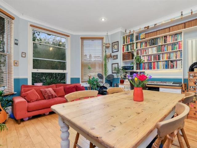 3 bedroom flat for sale