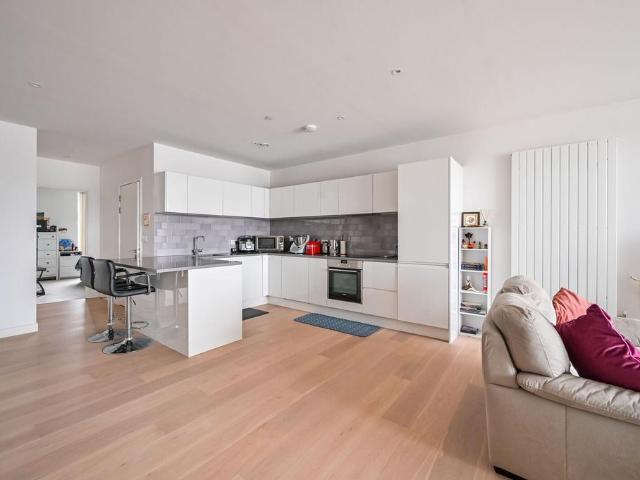 3 bedroom flat for sale