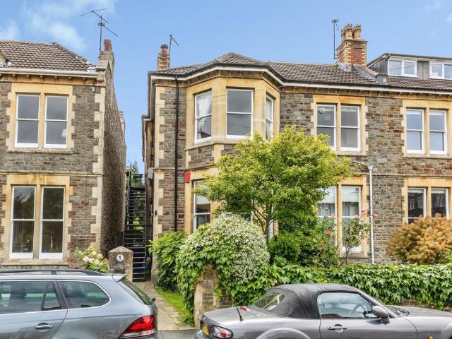 3 bedroom flat for sale