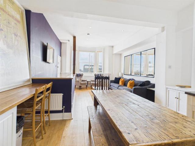 3 bedroom flat for sale