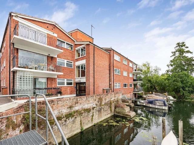 3 bedroom flat for sale