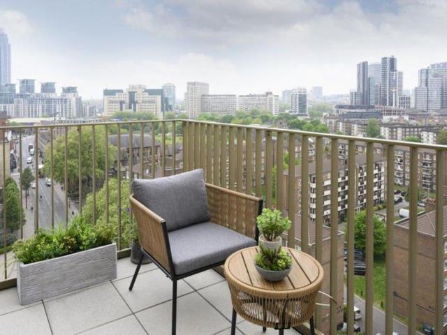 3 bedroom flat for sale