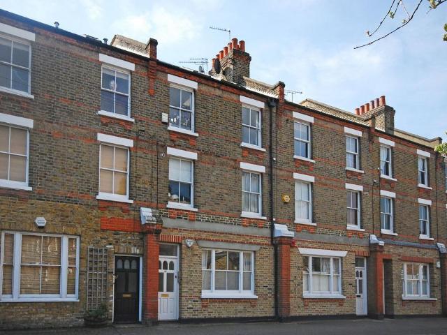 3 bedroom flat for sale