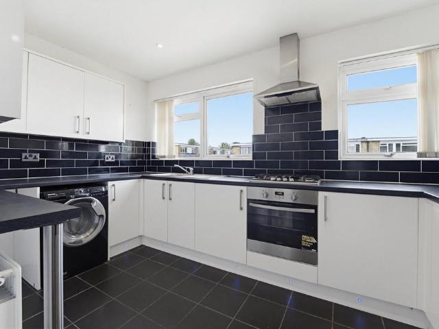 3 bedroom flat for sale