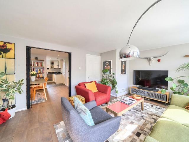 3 bedroom flat for sale