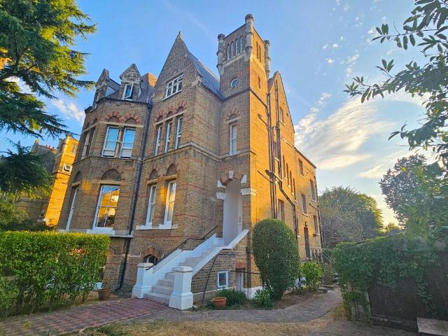3 bedroom flat for sale