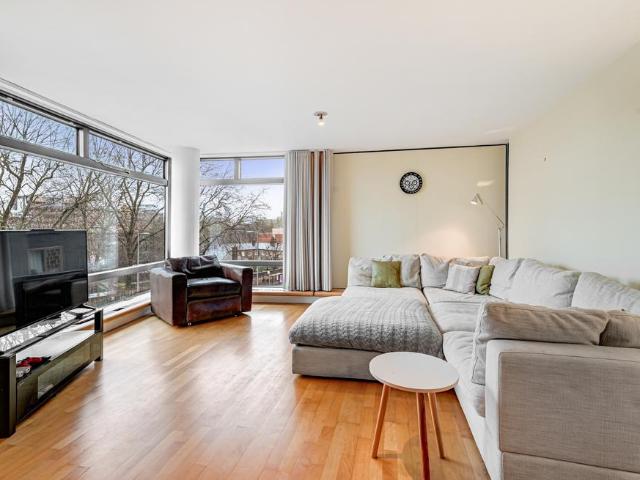 3 bedroom flat for sale