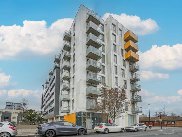3 bedroom flat for sale