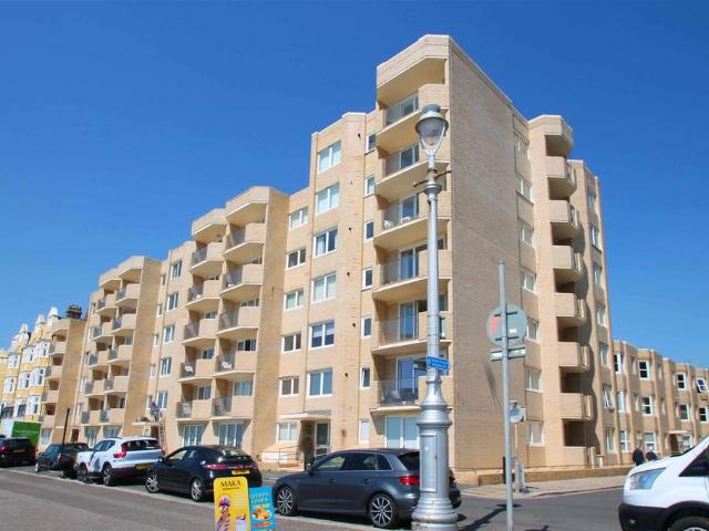 3 bedroom flat for sale